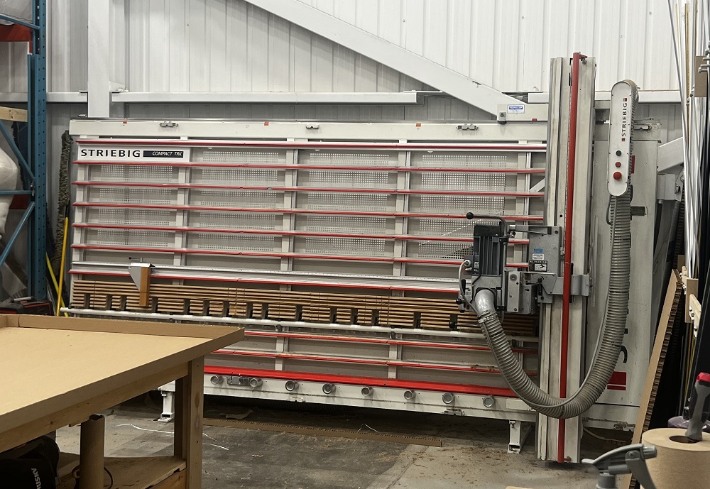 Scie panneaux verticale